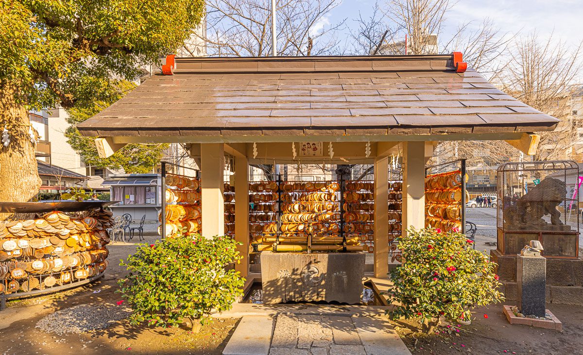 Imado shrine is famous for Maneki Neko & matchmaking
